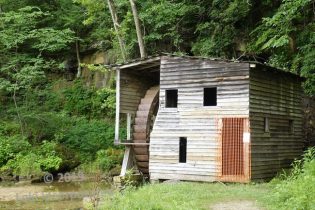 A Visit to Falling Spring in the Ozarks - The Accidental Ozarkian